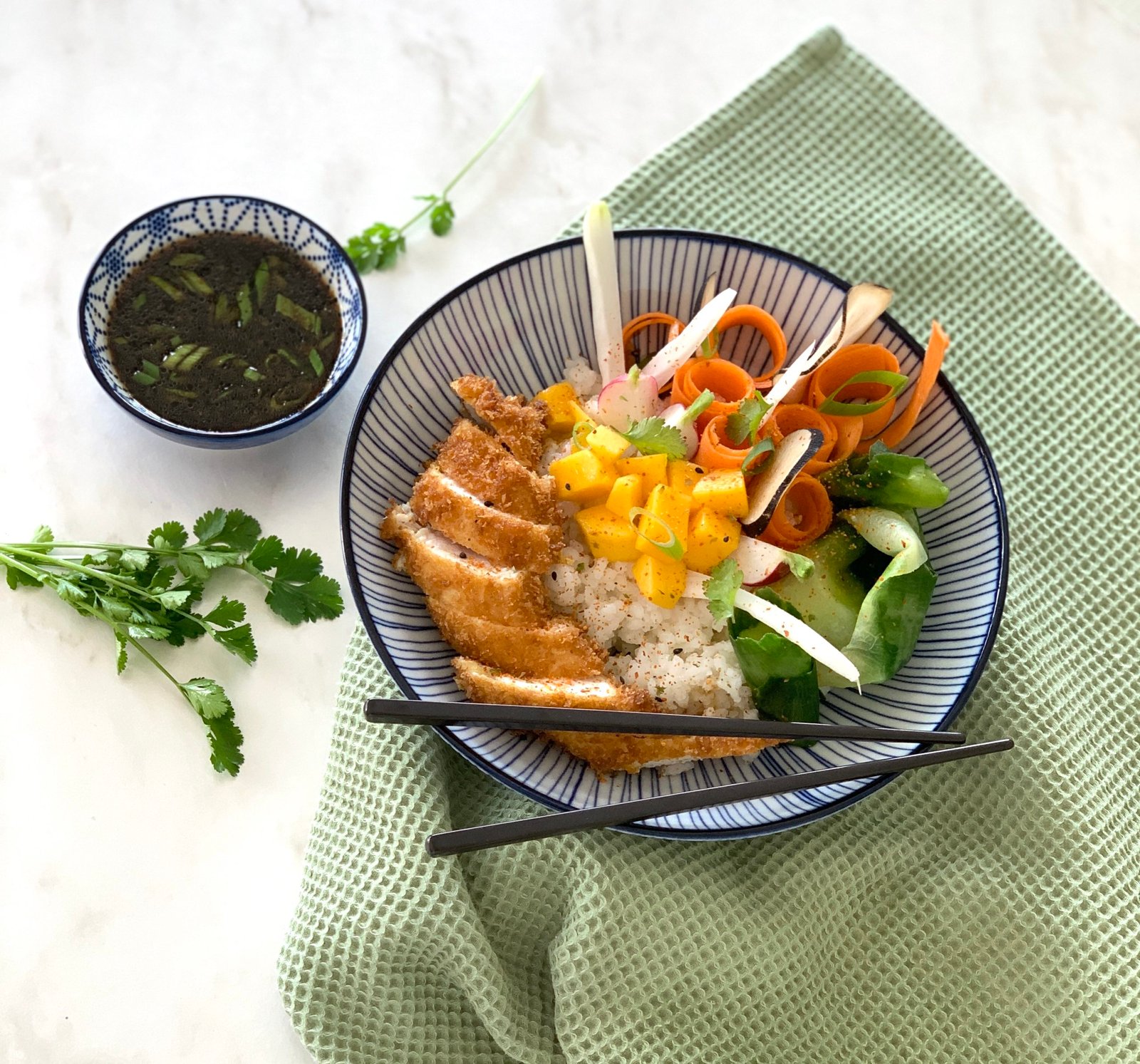 Crispy Chicken Poké Bowl with Vegetables - foodydelice.com